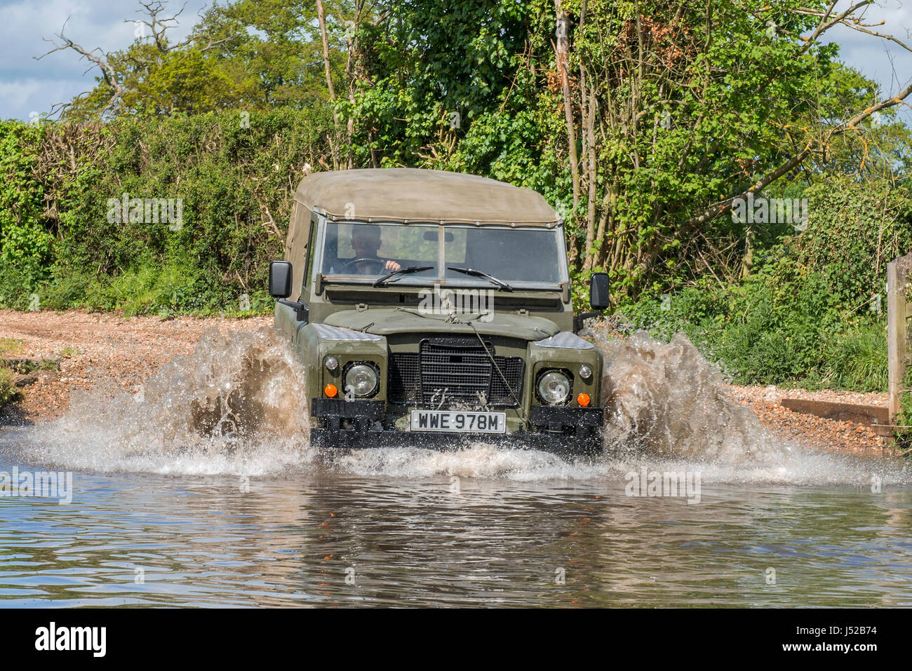 Amphibious land rover hi-res stock photography and images - Alamy