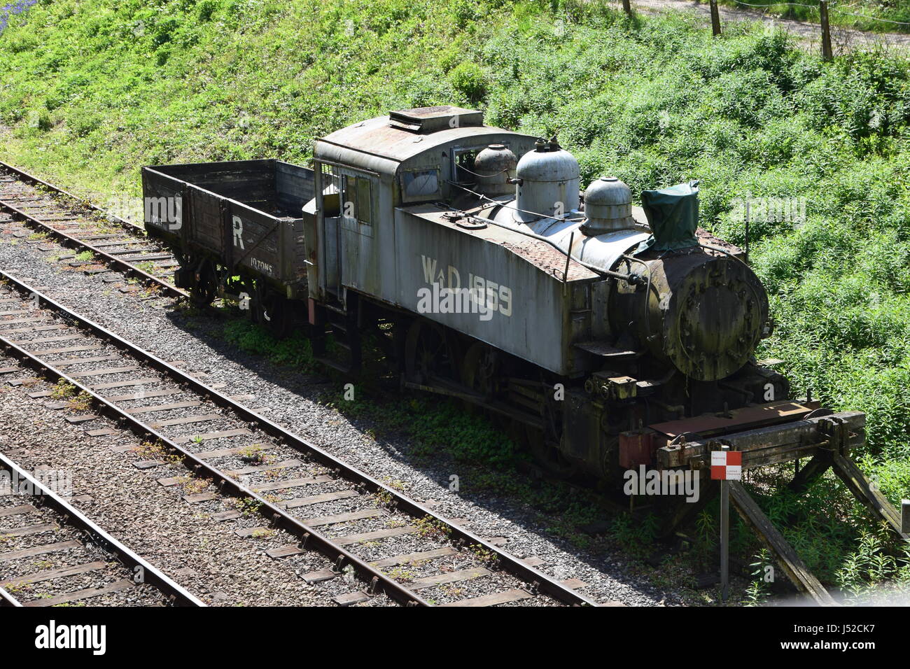 WD 1959, USA 0-6-0T tank engine at Bluebell Railway with SR plank wagon ...