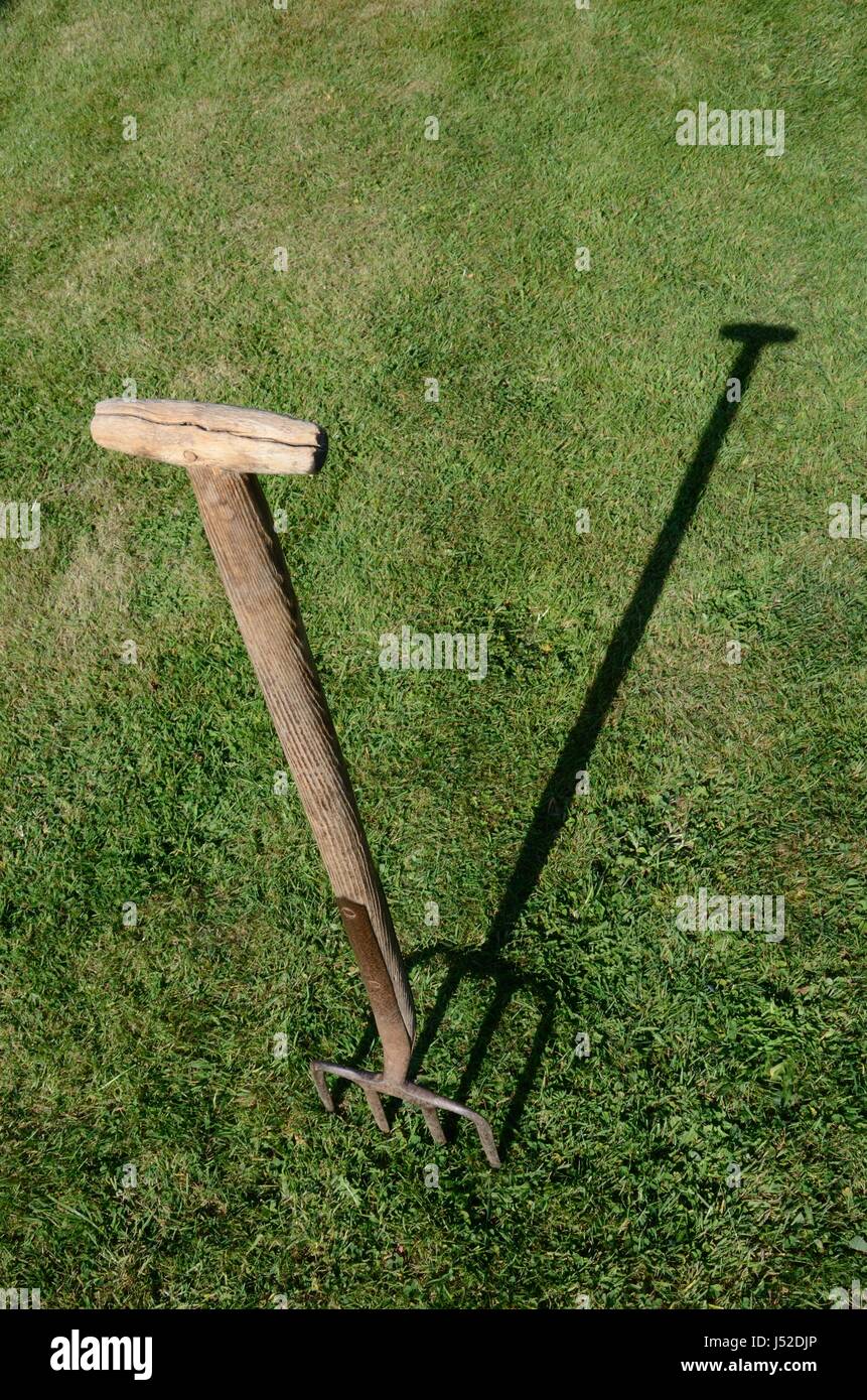 Grass lawn fork hi-res stock photography and images - Alamy