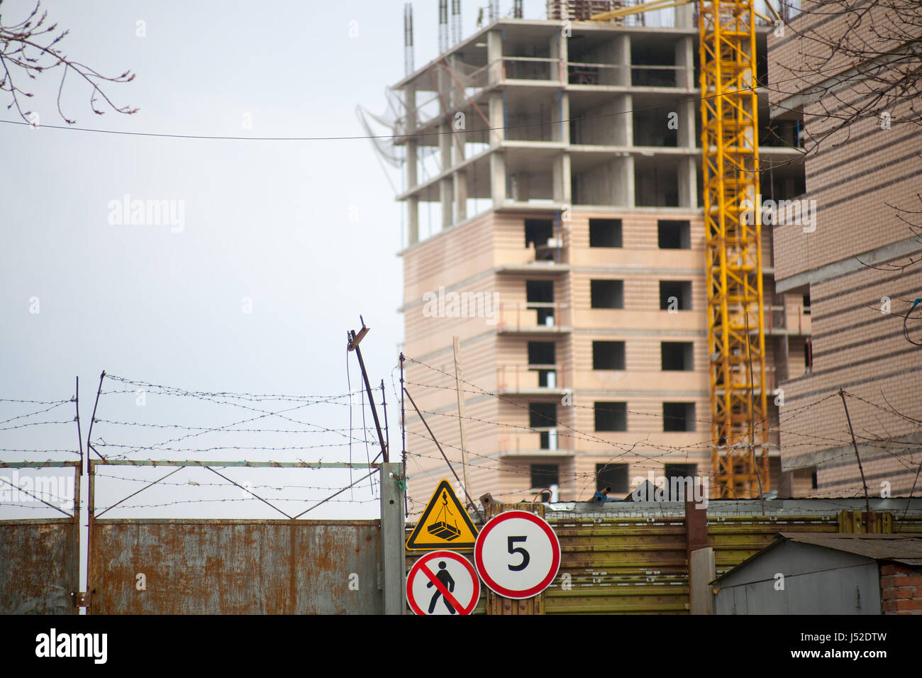 The construction of multi-storey housing building Stock Photo - Alamy
