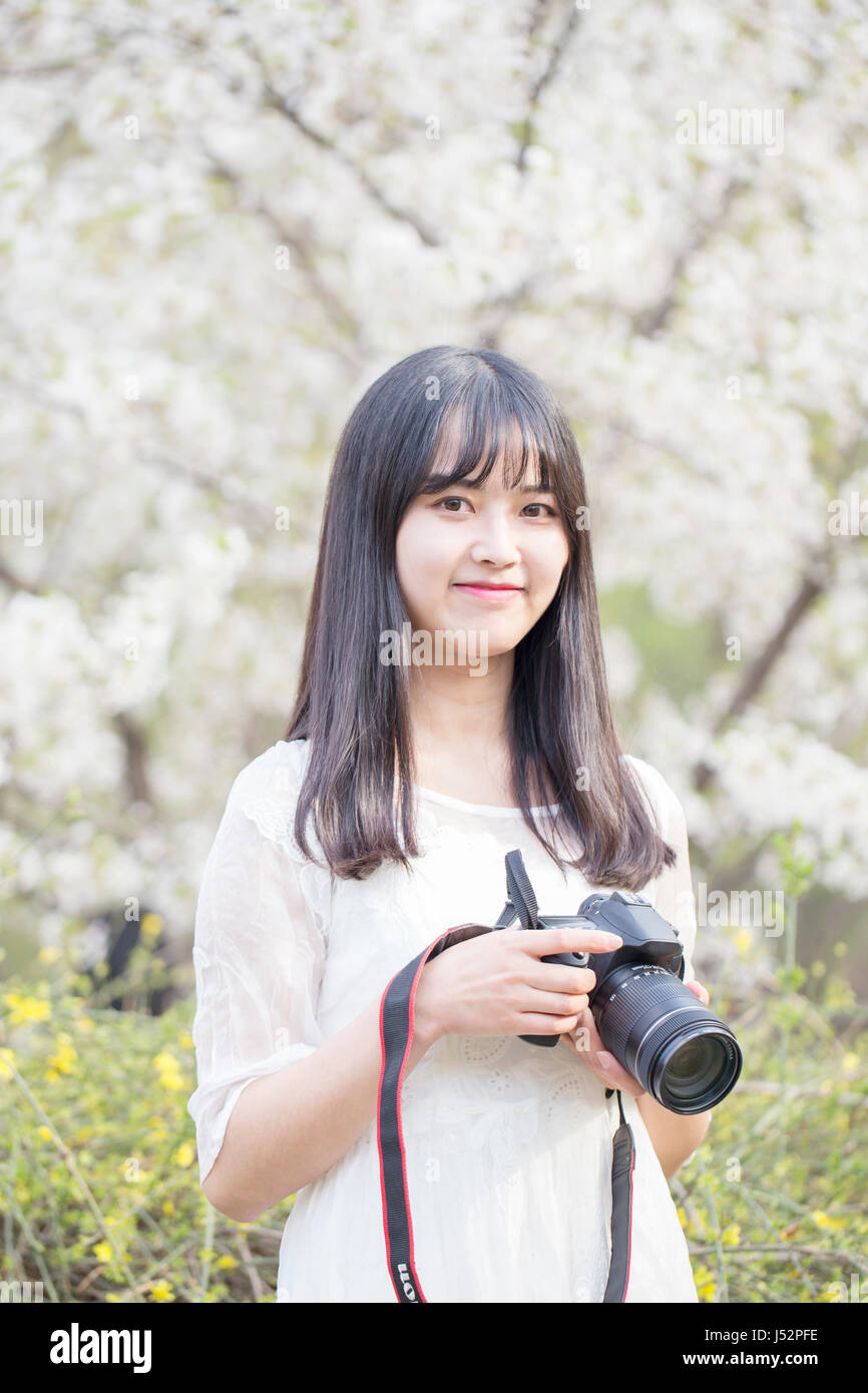 Girl with dslr hi-res stock photography and images - Alamy