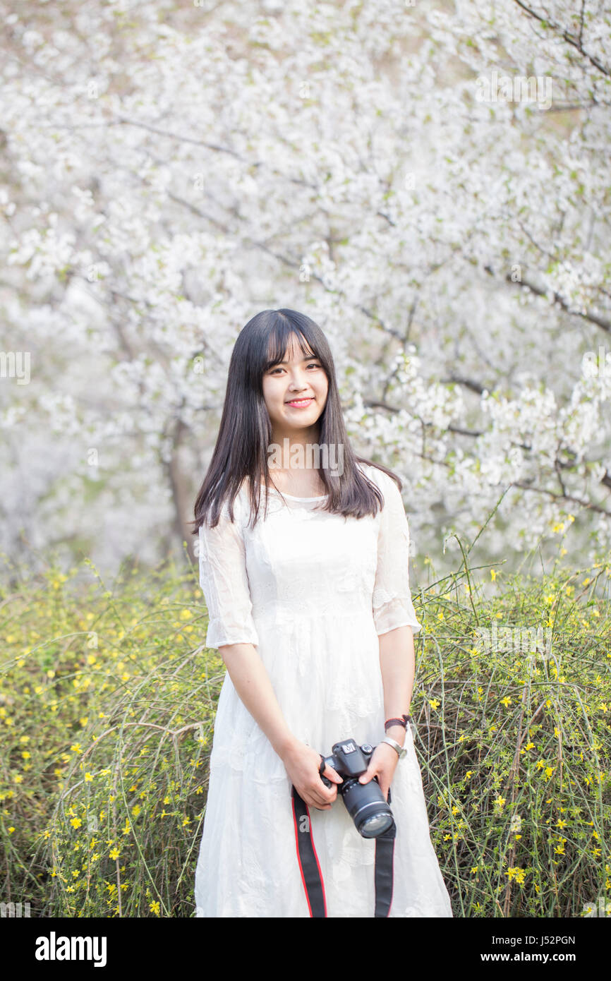 Girl with dslr hi-res stock photography and images - Alamy