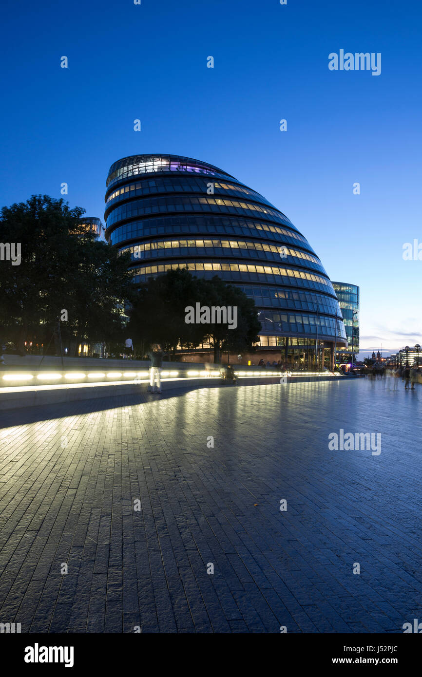 The Riverside area on the Thames and London city hall at night Stock ...