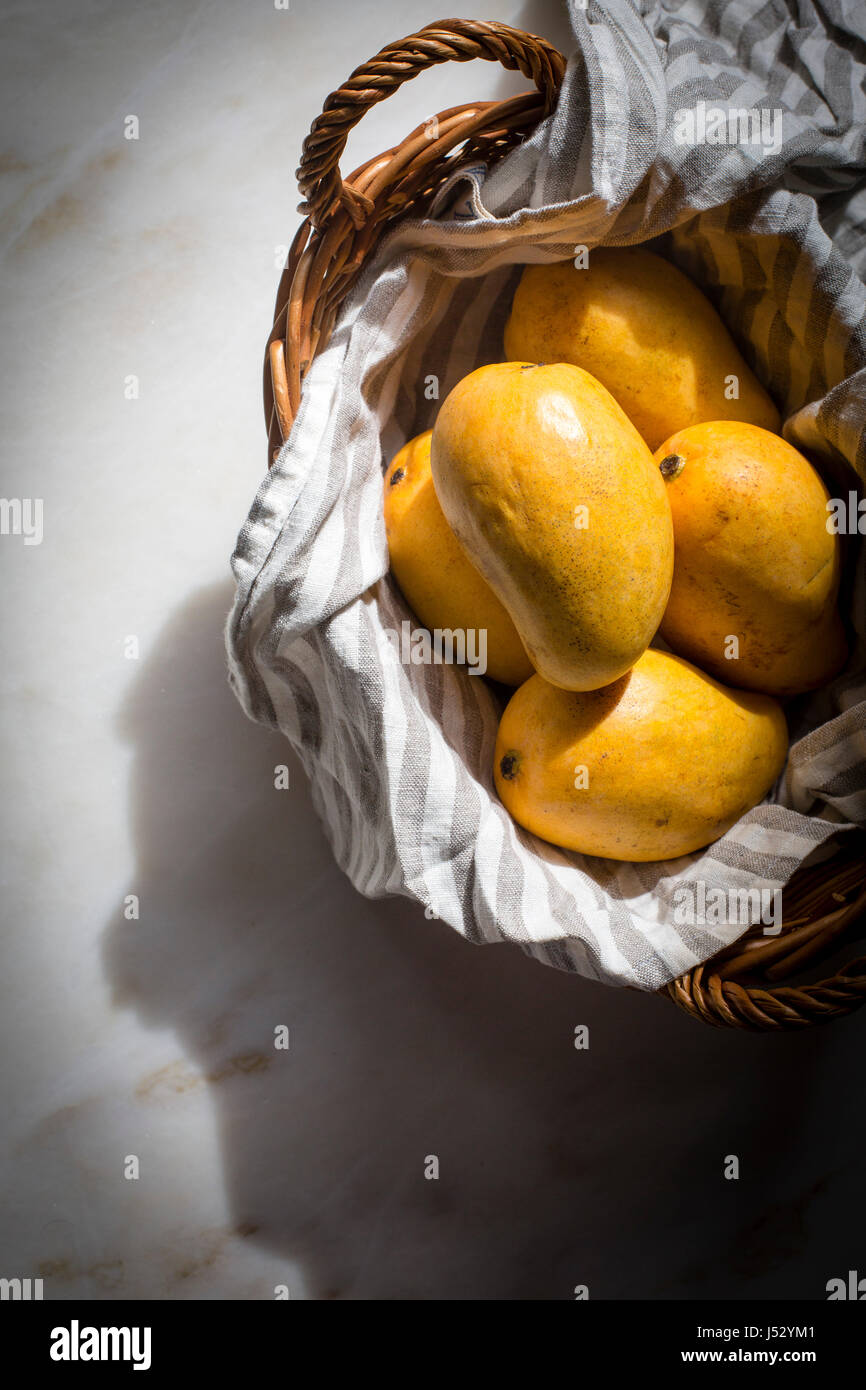 Mangoes on a table hi-res stock photography and images - Alamy