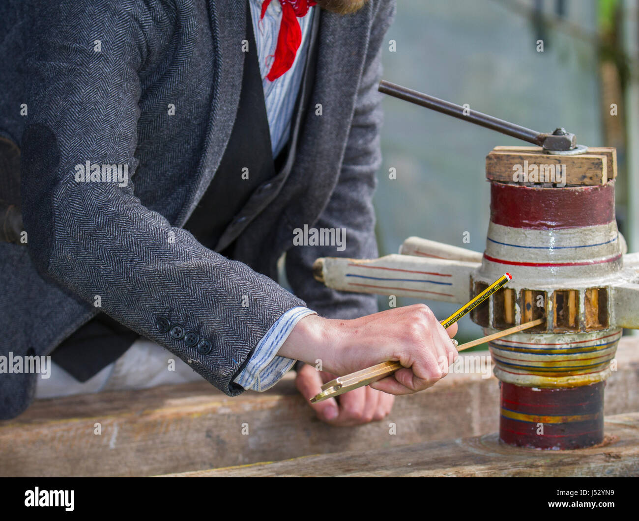Wagon wheelwright hi-res stock photography and images - Alamy