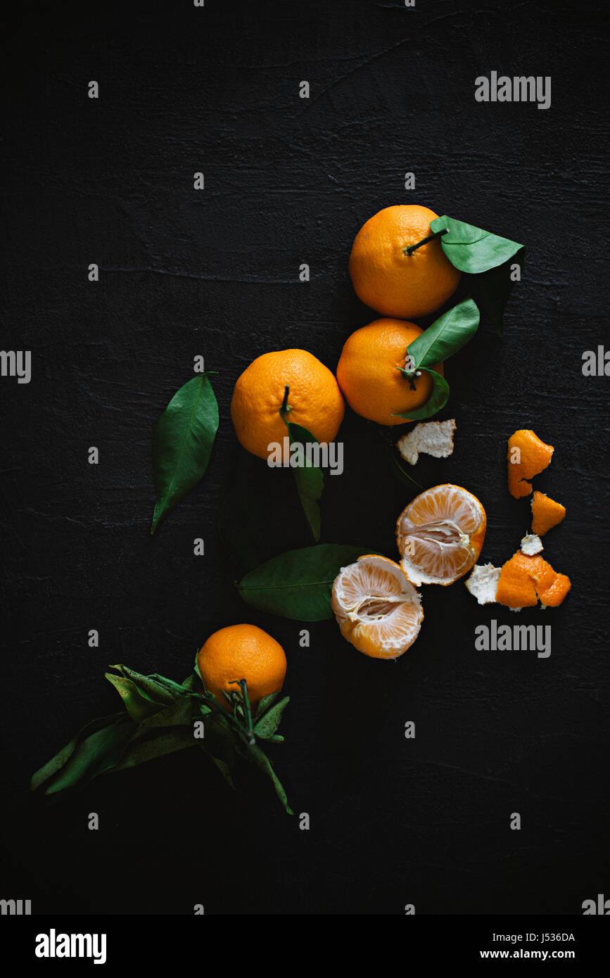 Peeled and unpeeled mandarin oranges Stock Photo - Alamy