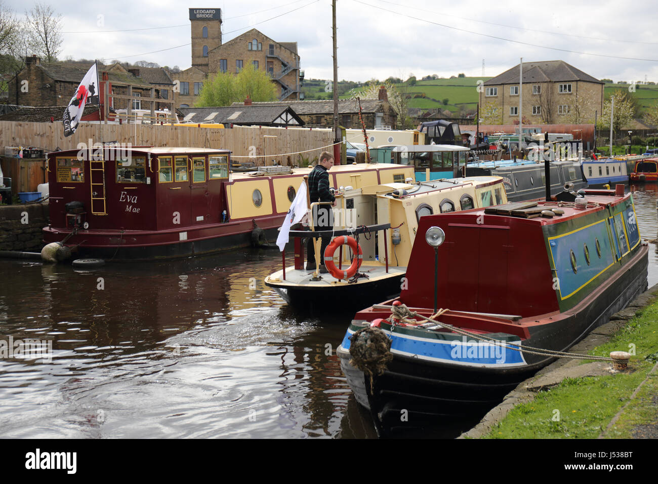 Canal in mirfield hi-res stock photography and images - Alamy
