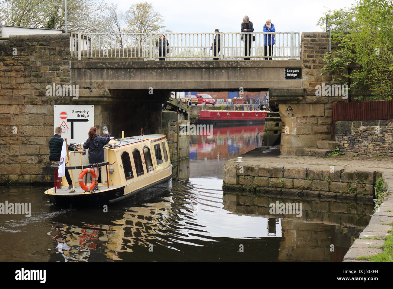 Canal in mirfield hi-res stock photography and images - Alamy
