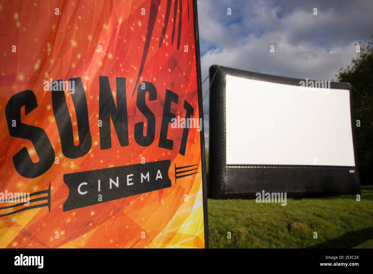 Open air cinema screen hi-res stock photography and images - Alamy