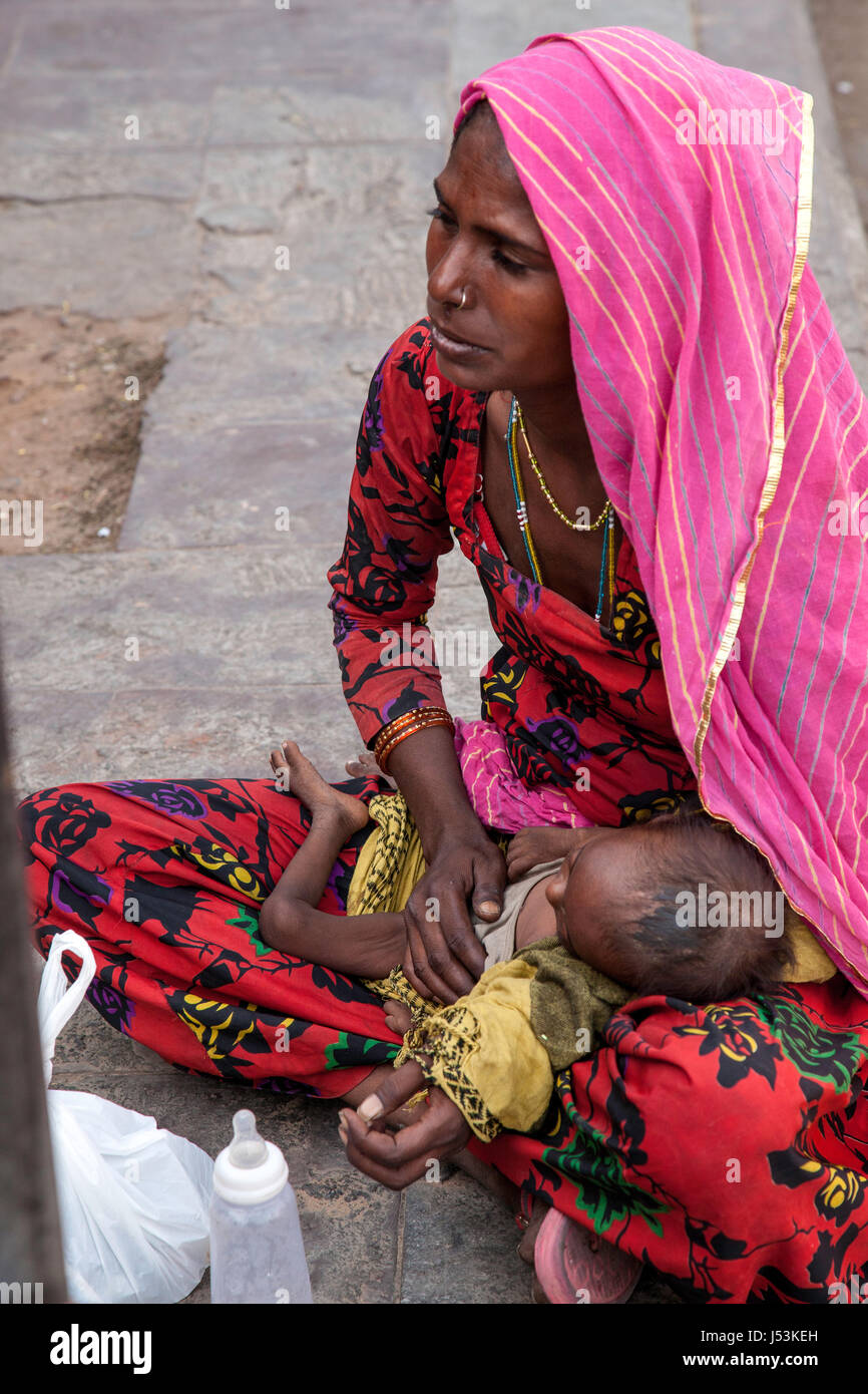 Child begger india hi-res stock photography and images - Alamy