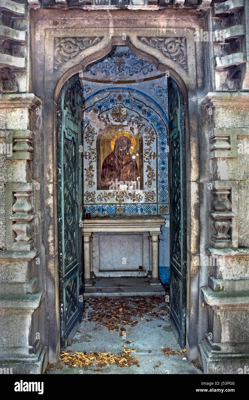 Tomb with the door open at Montparnasse cemetery Stock Photo - Alamy