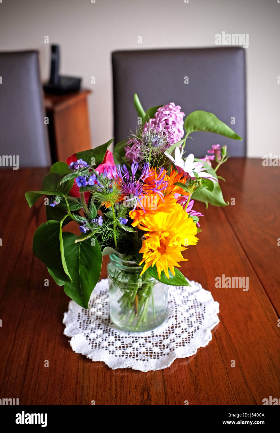 Pretty flowers vase table hi-res stock photography and images - Alamy