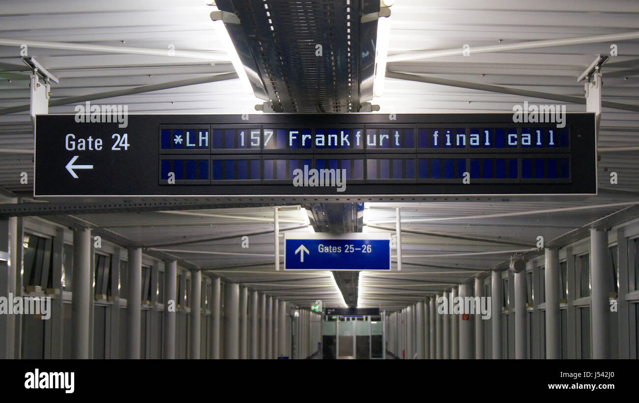 Flight information board screen changi hi-res stock photography and ...