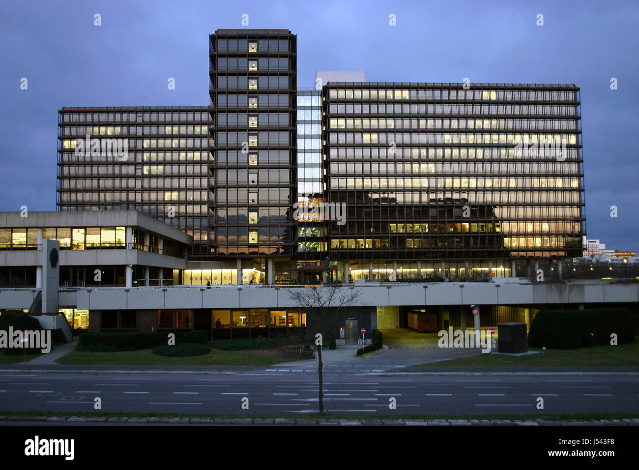 Shell office buildings hi-res stock photography and images - Alamy