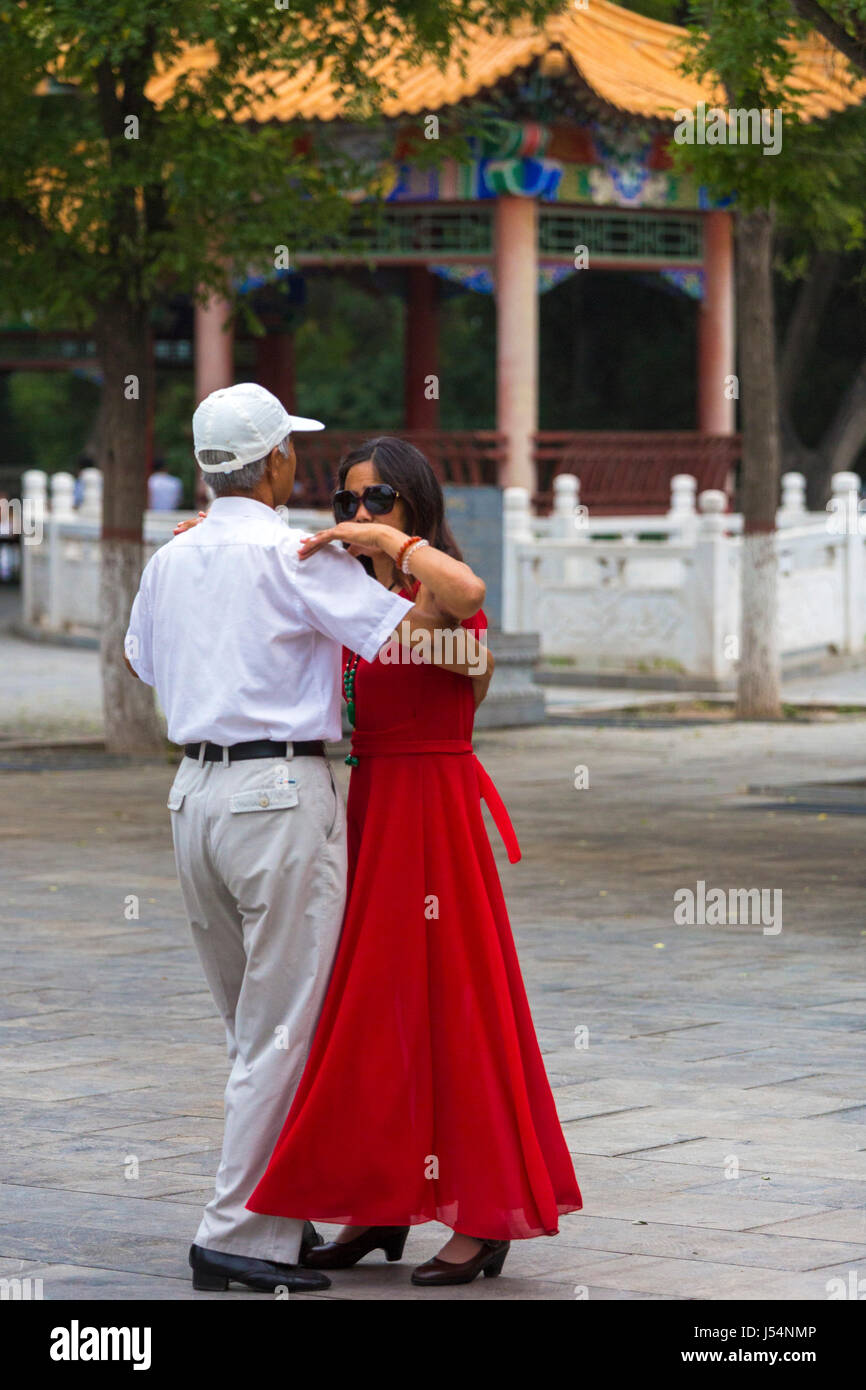 Chinese couple dancing old hi-res stock photography and images - Alamy