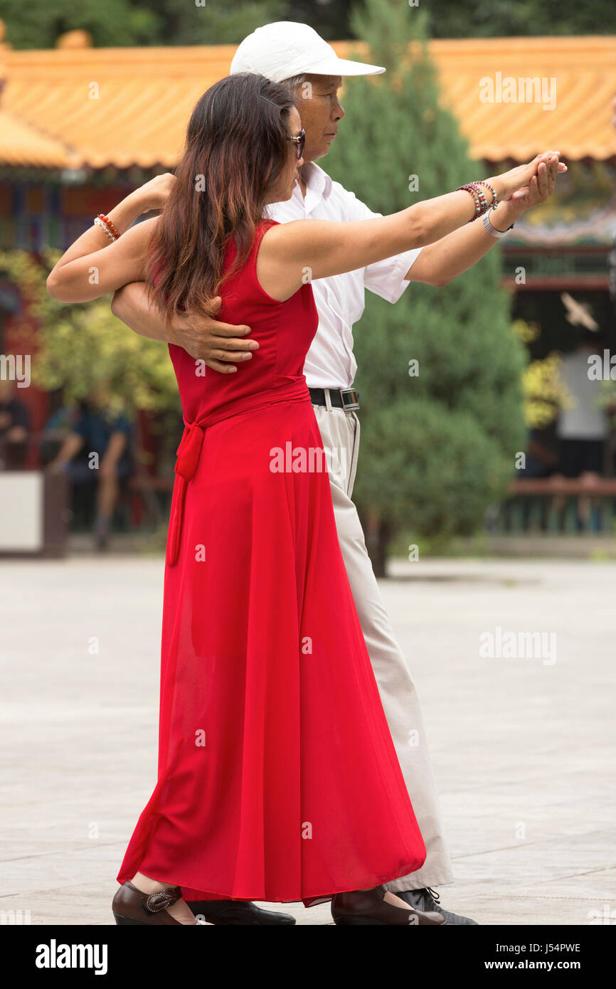 Chinese couple dancing old hi-res stock photography and images - Alamy