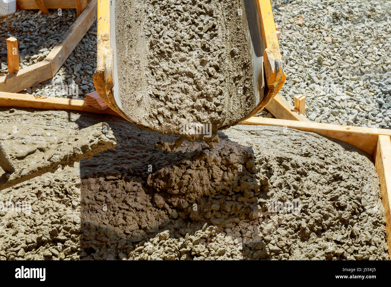 Concreting sidewalk around the house Stock Photo - Alamy