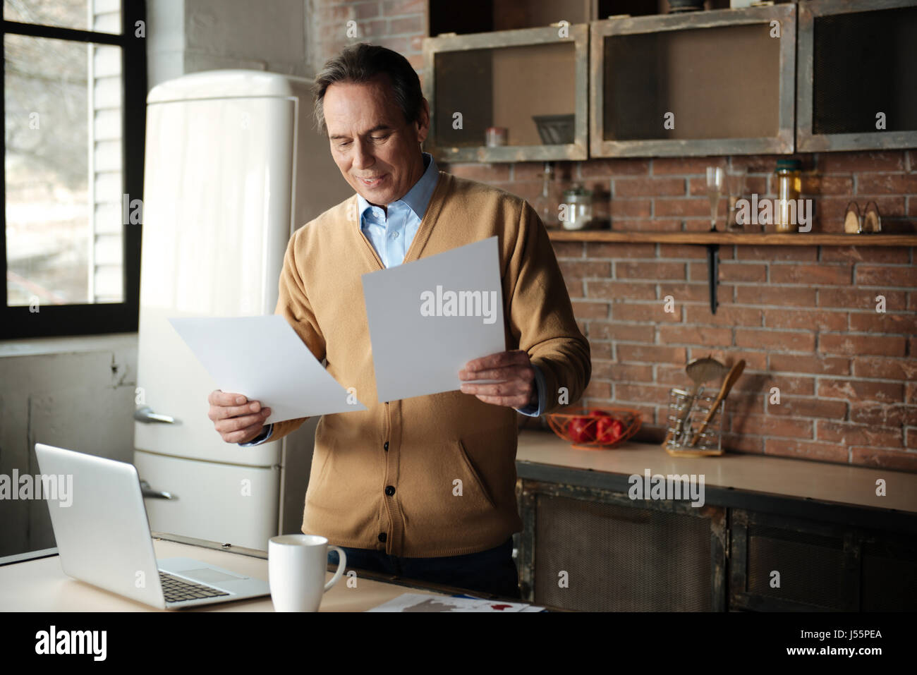 Check documents hi-res stock photography and images - Alamy