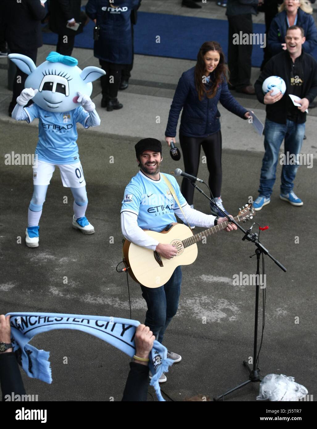 SINGER ENTERTAINS THE CROWD MANCHESTER CITY V WEST HAM UNI ETIHAD ...