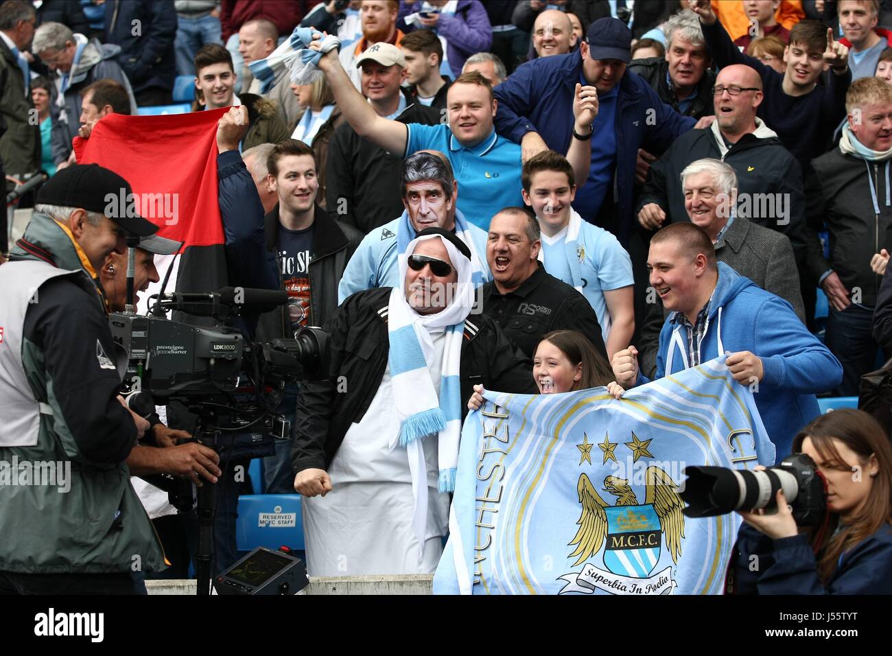Manchester united football fans celebrating hi-res stock photography ...