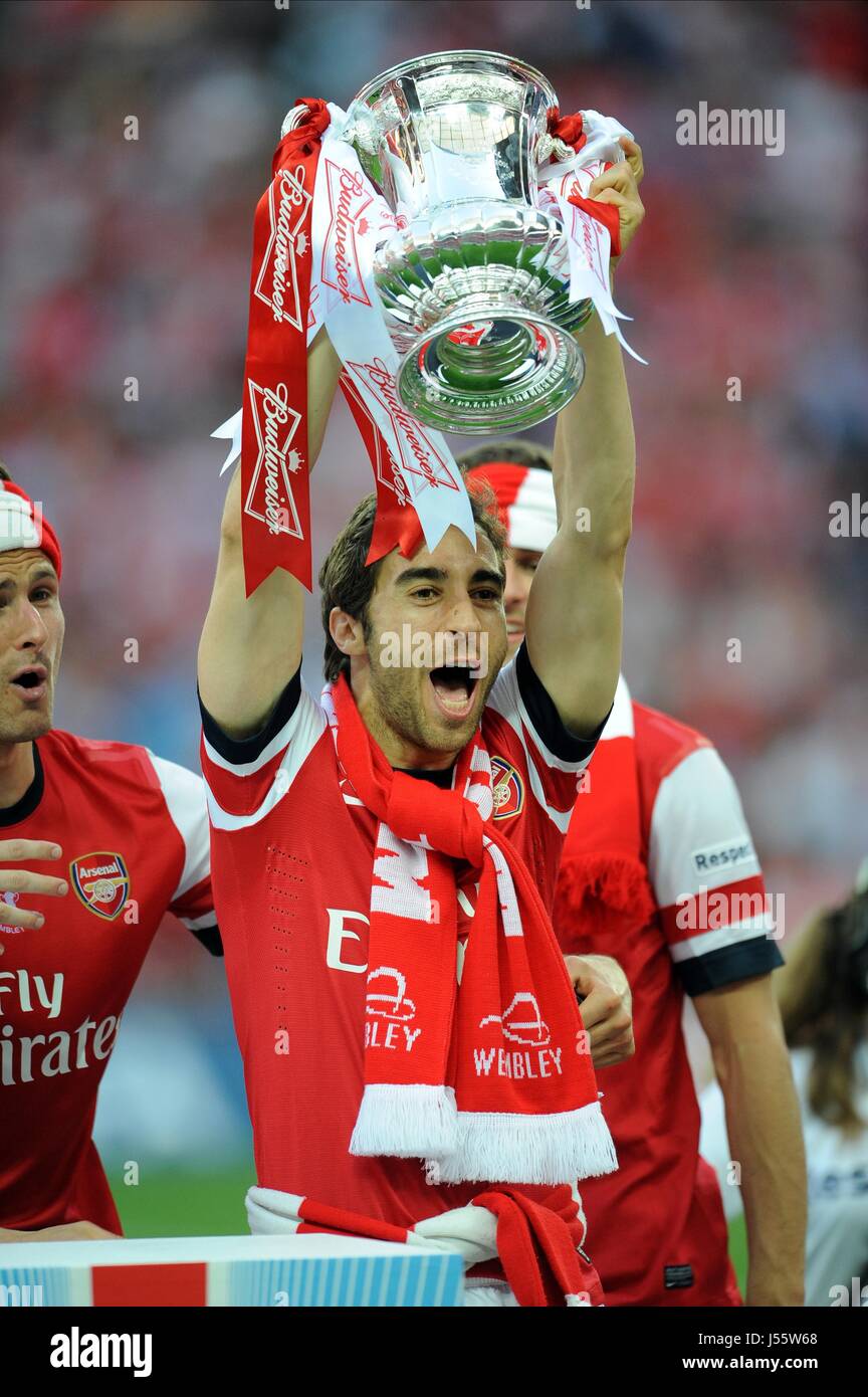MATHIEU FLAMINI & TROPHY ARSENAL FC WEMBLEY STADIUM LONDON ENGLAND 17 ...