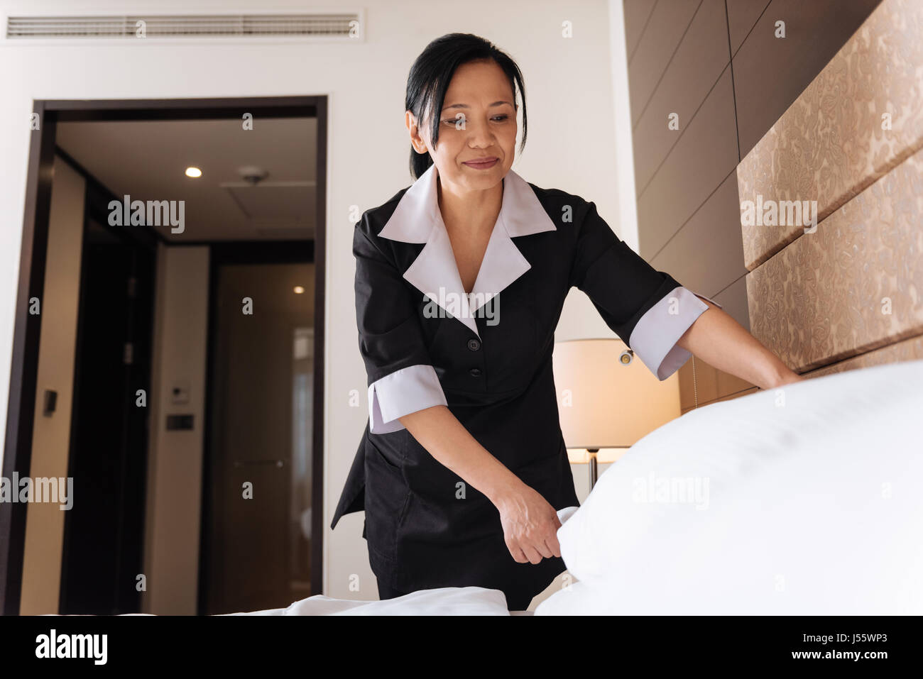 Maid and sheets hi-res stock photography and images - Alamy