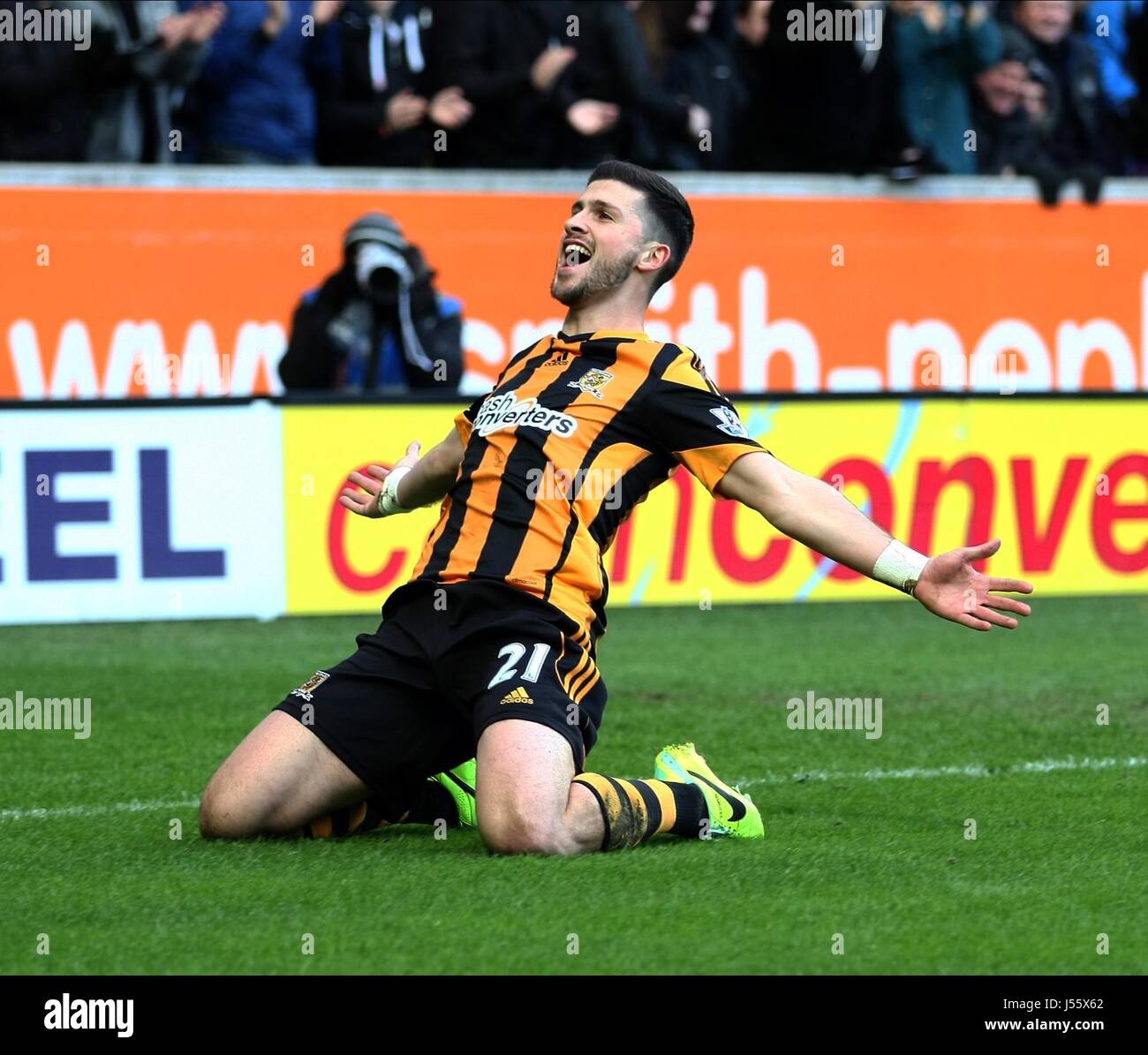SHANE LONG CELEBRATES HULL CITY V TOTTENHAM HOTSPUR KC STADIUM HULL ...