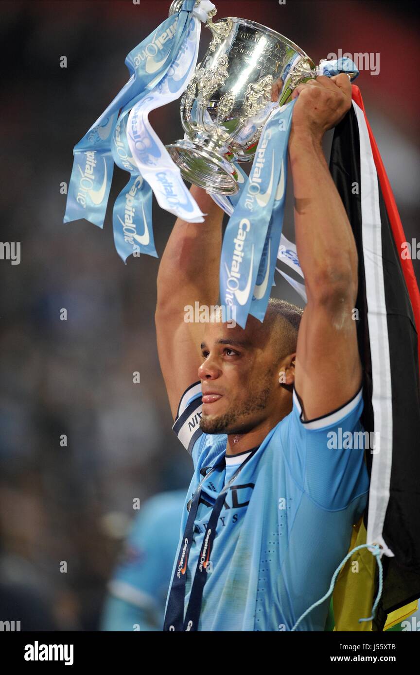 VINCENT KOMPANY WITH TROPHY MANCHESTER CITY FC V SUNDERLAN WEMBLEY ...