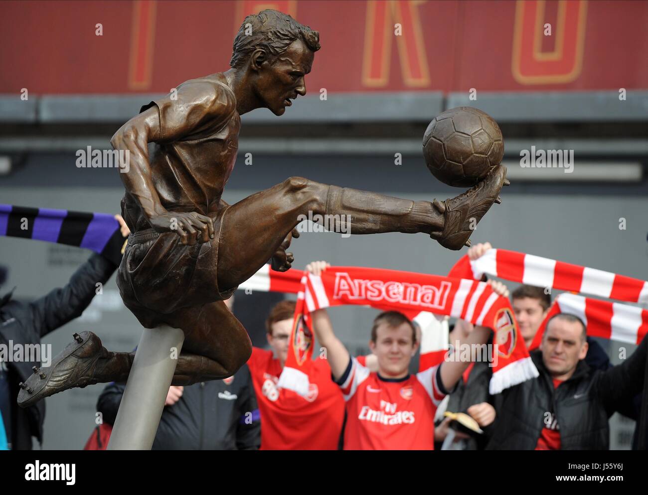 DENNIS BERGKAMP STATUE ARSENAL FC V EVERTON FC ARSENAL FC V EVERTON FC ...