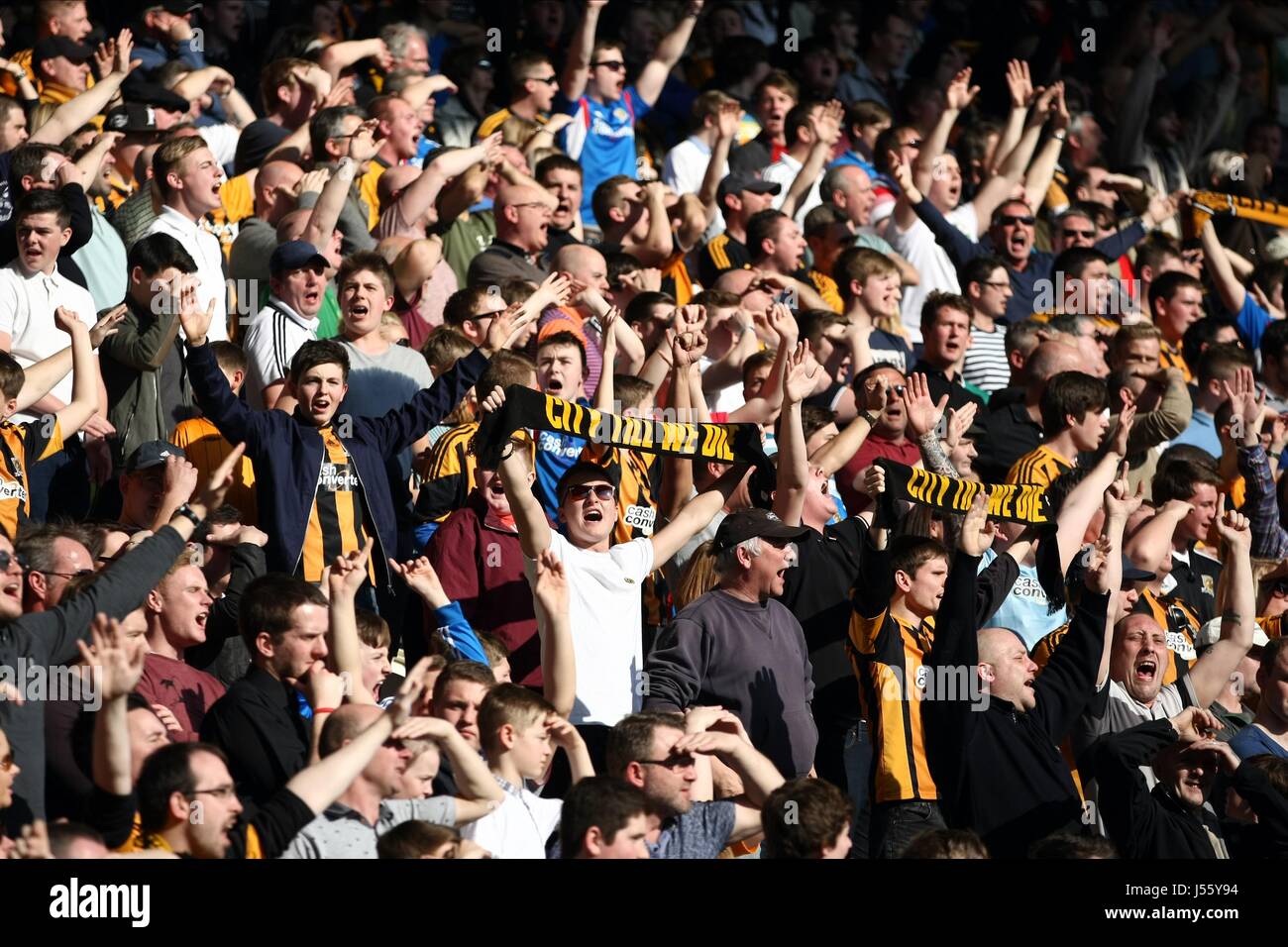 HULL CITY FANS CELEBRATE HULL CITY V SUNDERLAND KC STADIUM HULL ENGLAND ...