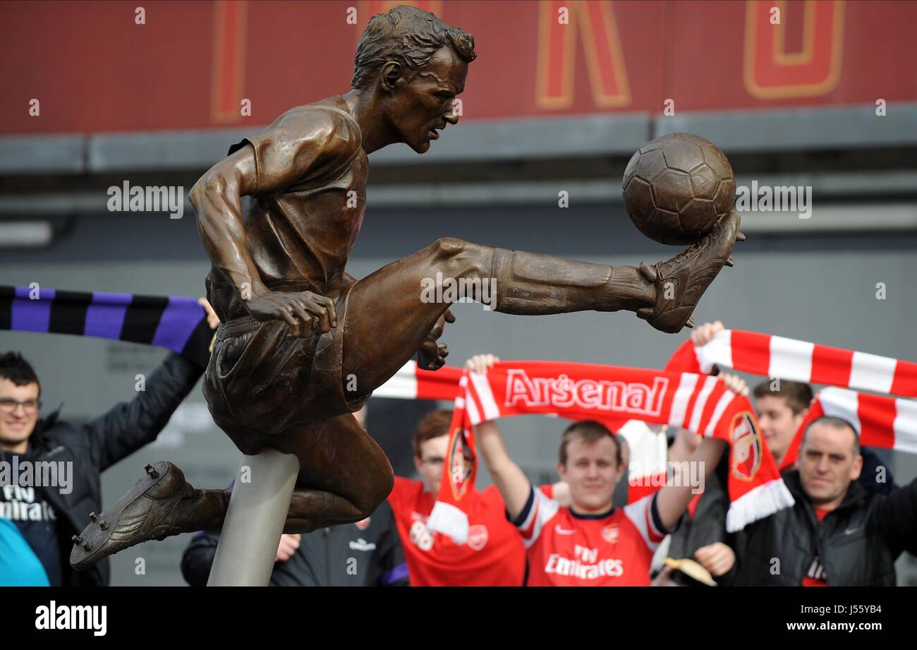 DENNIS BERGKAMP STATUE EMIRATES STADIUM EMIRATES STADIUM EMIRATES ...