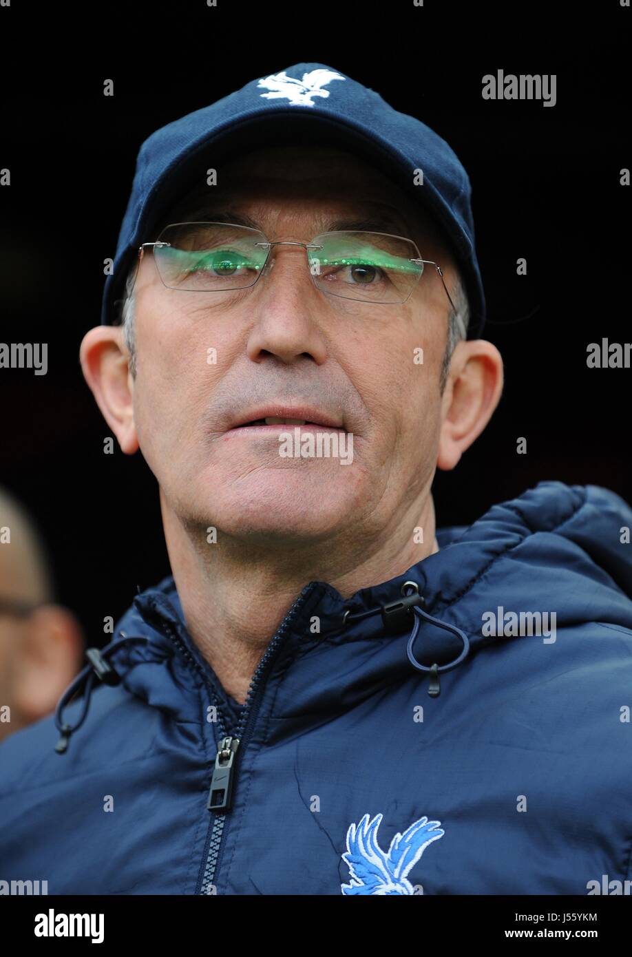 Crystal palace manager tony pulis hi-res stock photography and images ...