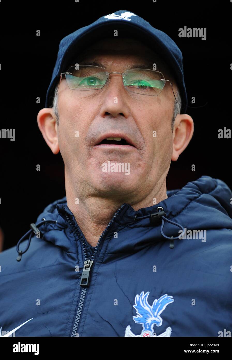 Crystal palace manager tony pulis hi-res stock photography and images ...