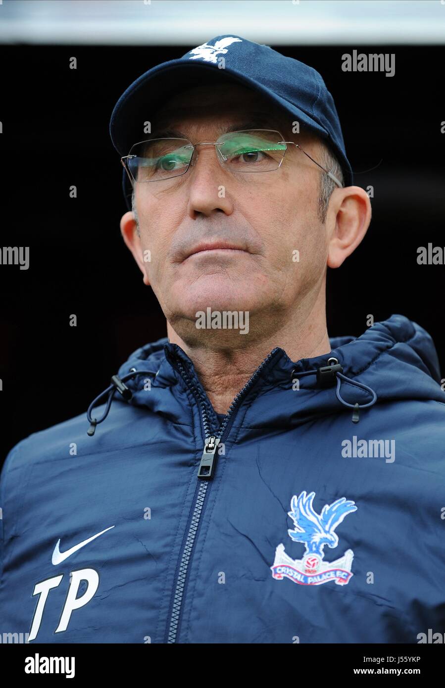 Crystal palace manager tony pulis hi-res stock photography and images ...