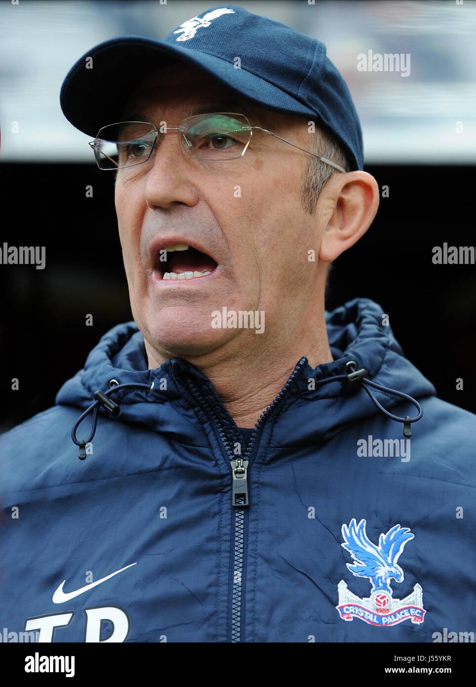 Crystal palace manager tony pulis hi-res stock photography and images ...