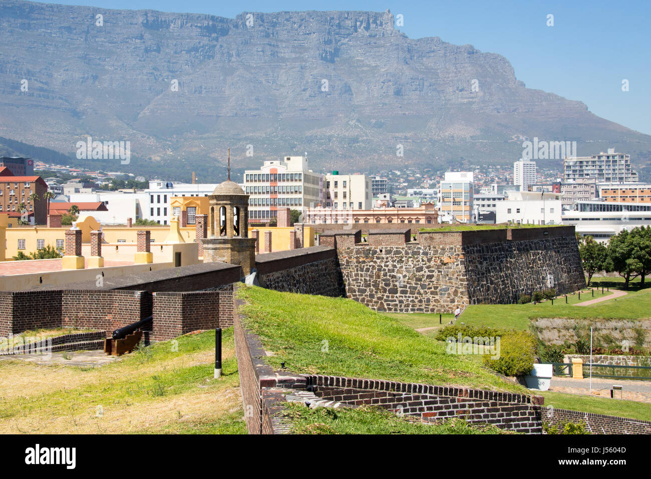 Castle of Good Hope in front of Table Mountain, Cape Town, South Africa ...
