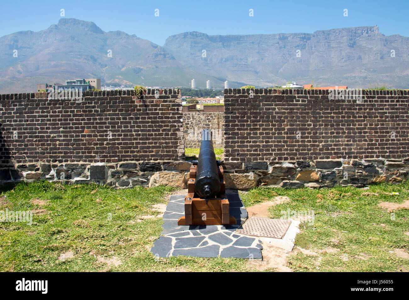 Cannon inside Castle of Good Hope facing Table Mountain, Cape Town ...