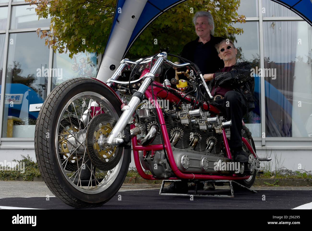 Kiel, Germany. 12th May, 2017. Comic artist Roetger Feldmann (R) and ...