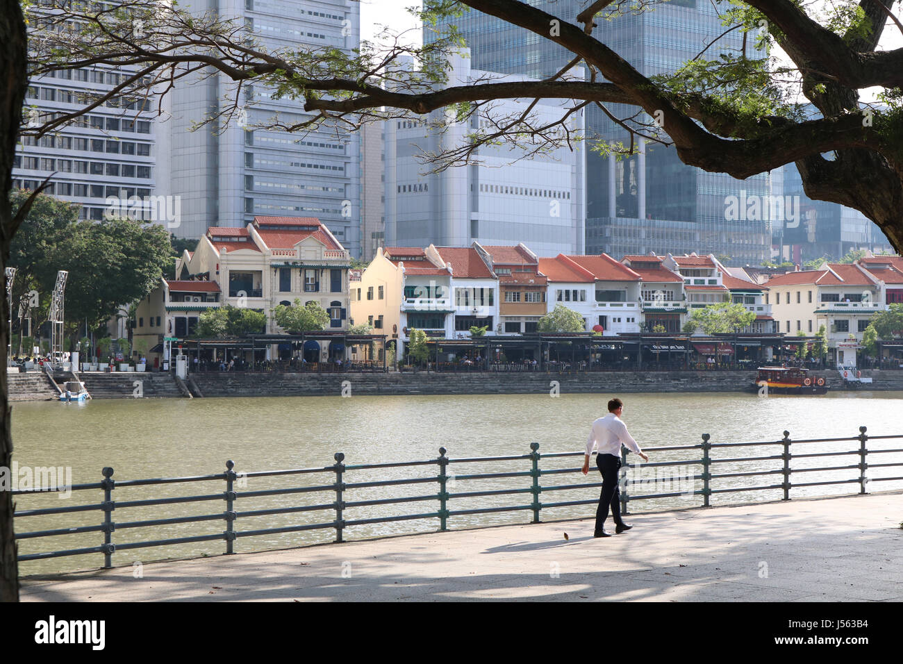Singapore. 16th May 2017. A man walks under the hot sun and humid ...