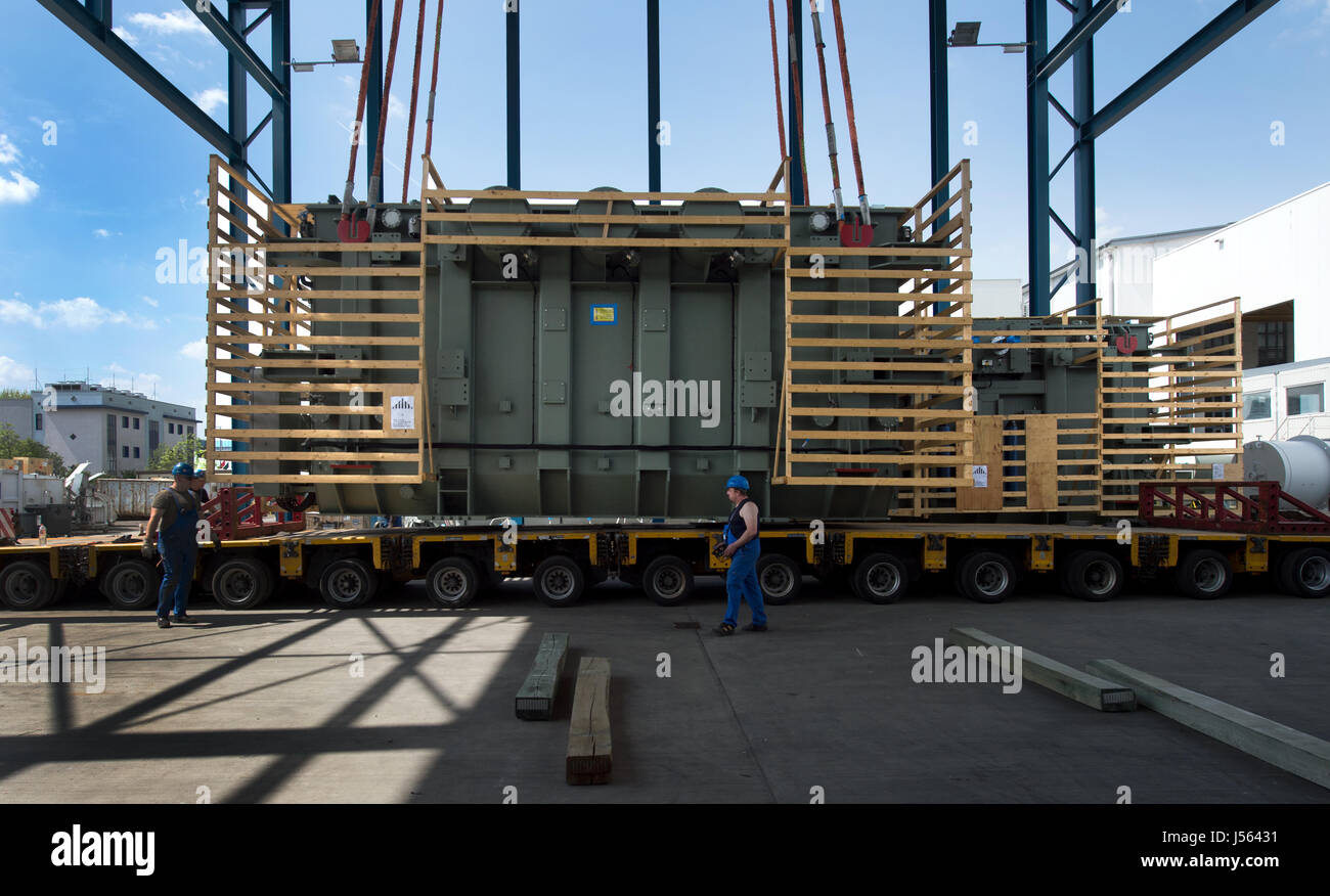 Dresden, Germany. 16th May, 2017. Siemens employees load a new ...