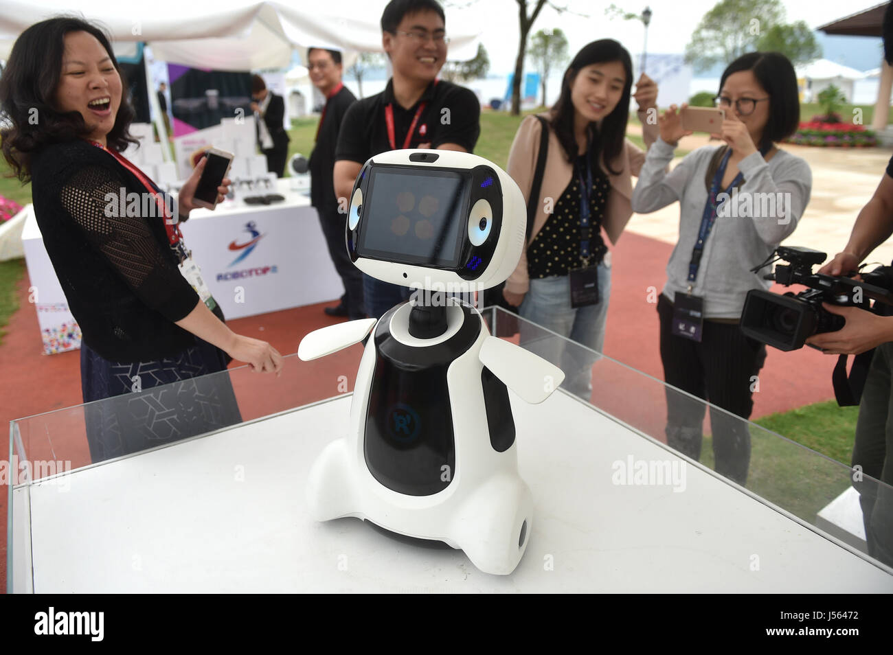 Yuyao, China's Zhejiang Province. 16th May, 2017. Visitors interact ...