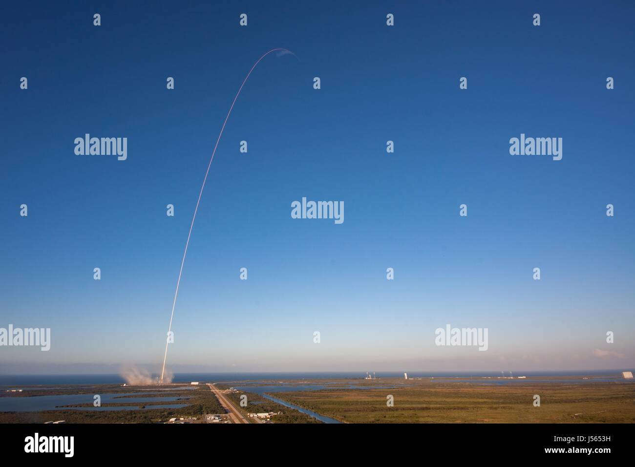 Spacex lift off hi-res stock photography and images - Alamy