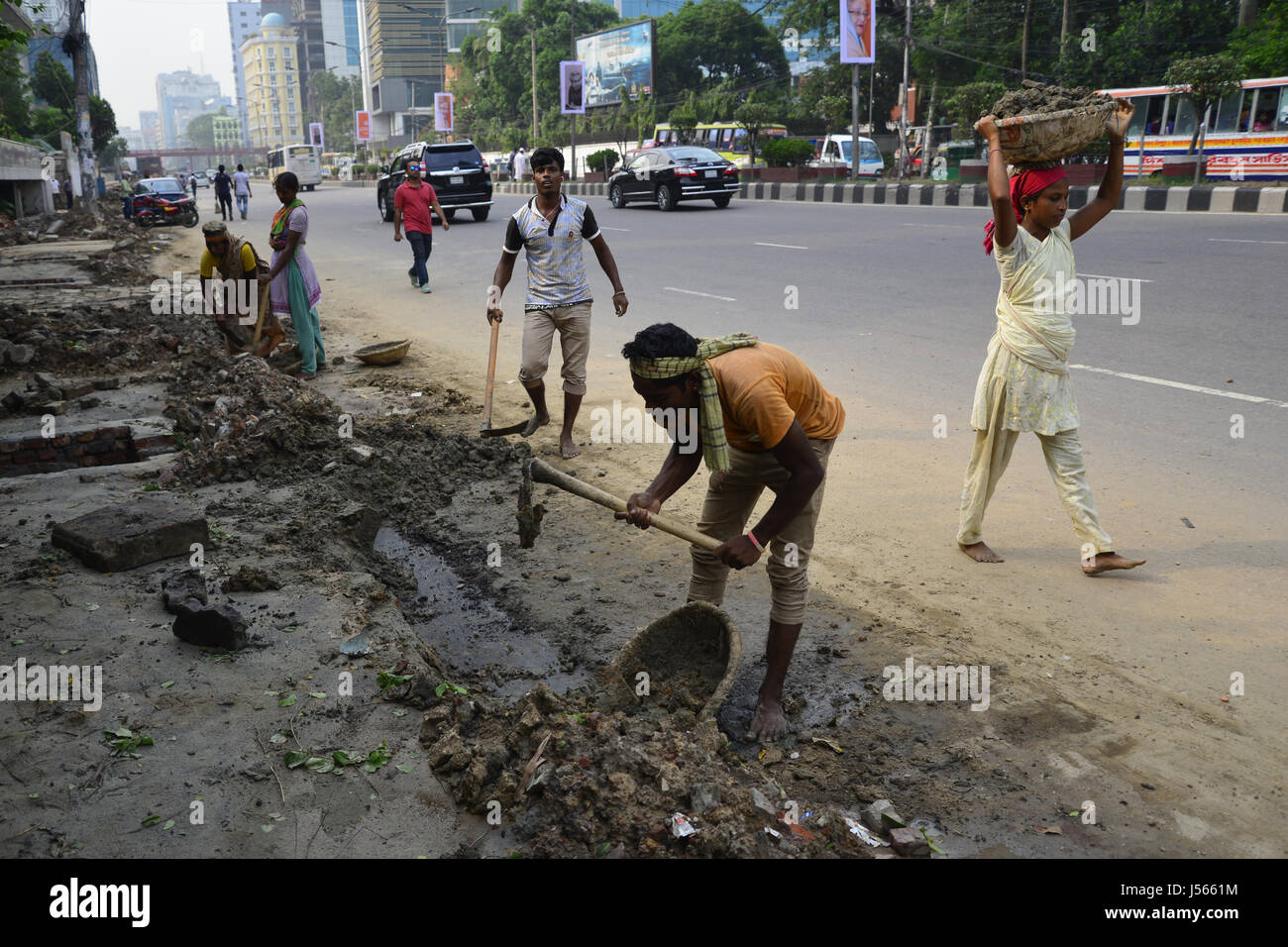 Dhaka, Bangladesh. 16th May, 2017. Bangladeshi labourers work on road ...