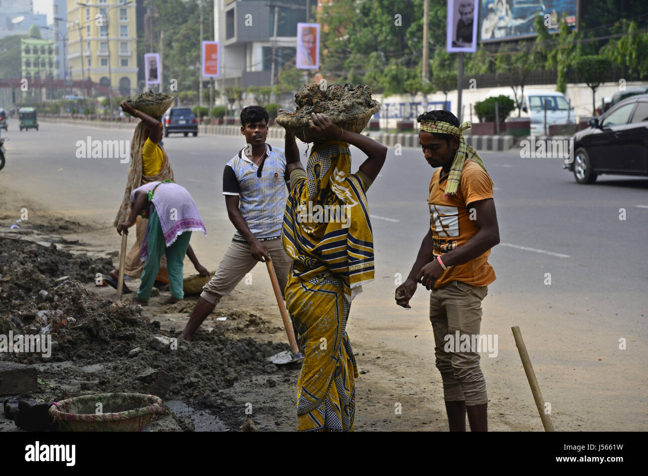 Dhaka, Bangladesh. 16th May, 2017. Bangladeshi labourers work on road ...