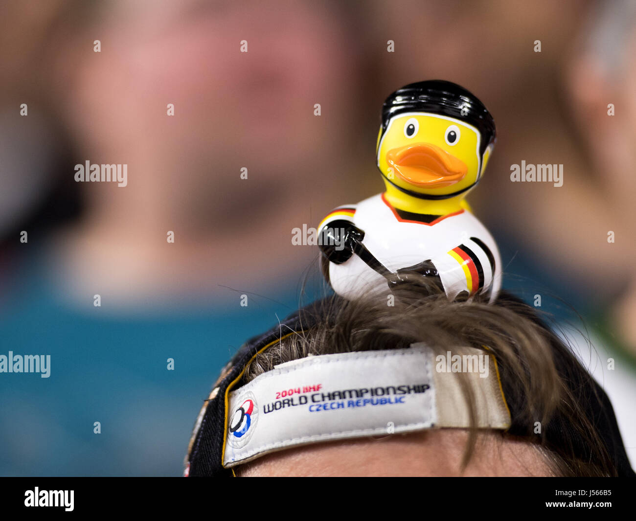 dpatop - A German fan has fixed an ice hockey rubber duck to his cap ...
