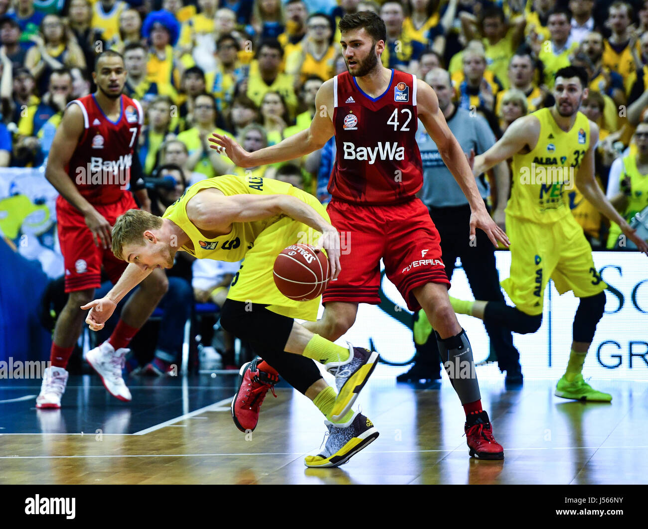 Berlin, Germany. 16th May, 2017. dpatop - Berlin's Niels Giffey (L) in ...