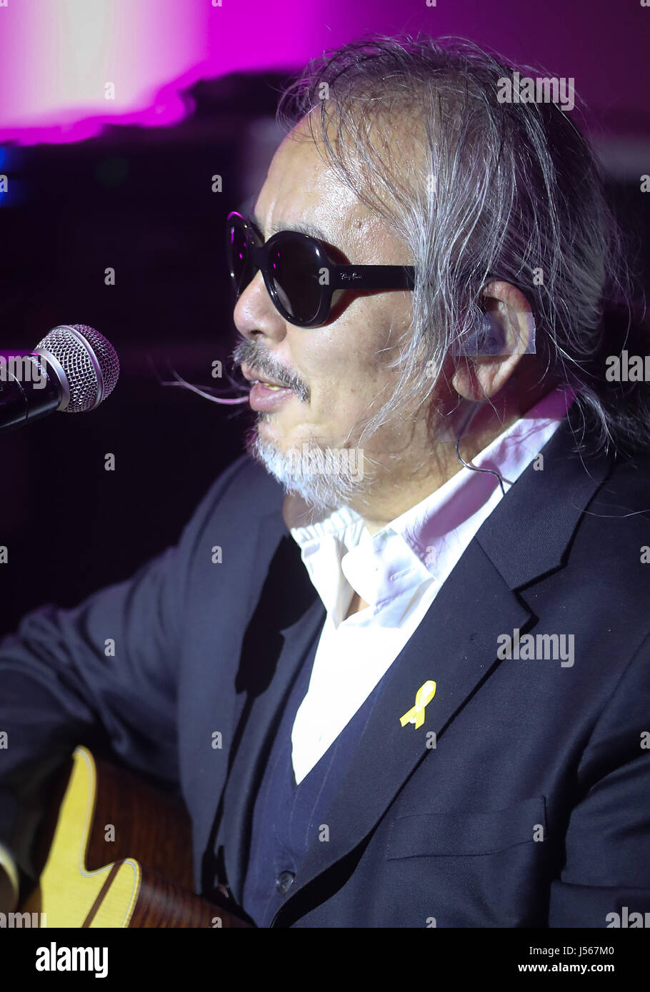 S. Korean singer Jeon In-kwon South Korean singer Jeon In-kwon greets ...