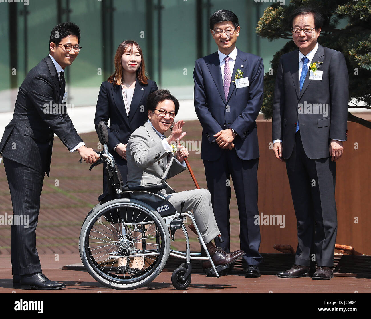 CJ Group chief comes back to management Lee Jae-hyun (in wheelchair ...