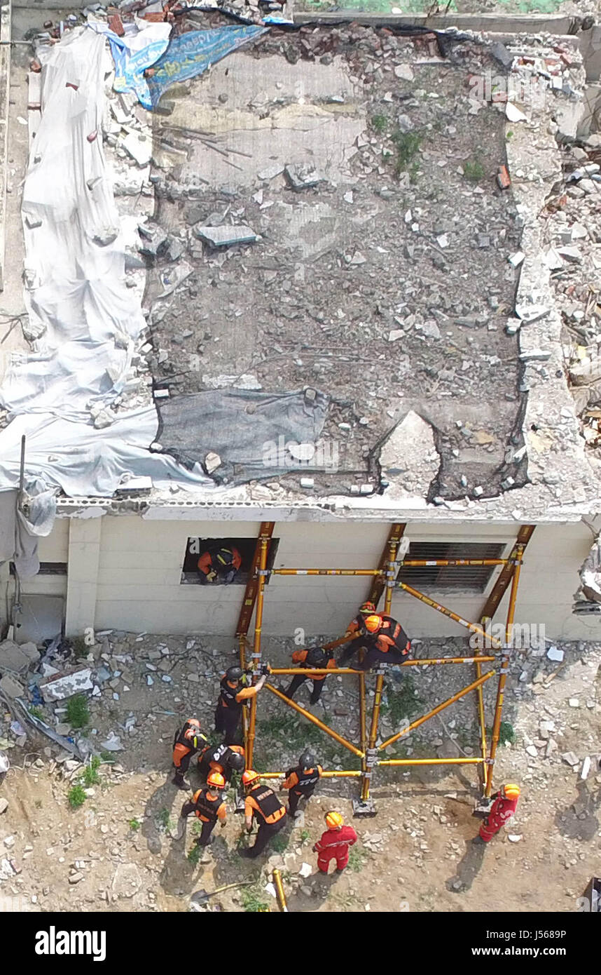 Rescuers conduct drill against disasters Rescuers prop up a crumbling ...