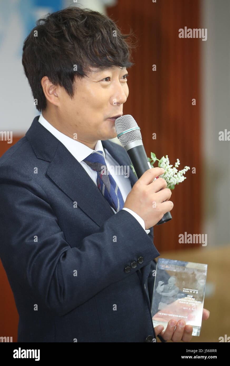 Lee Soo-geun with handicapped people Comedian Lee Soo-geun attends an ...